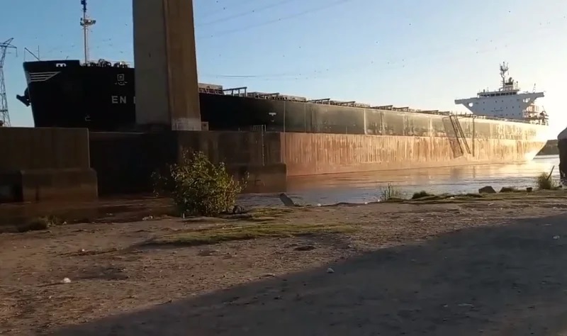 Un Barco Sufrió Una Rotura De Timón Y Chocó Contra El Puente Zárate